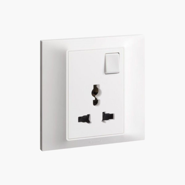 1GANG SINGLE MULTISTANDARD SWITCHED SOCKET OUTLET, WHITE, 617667, LEGRAND